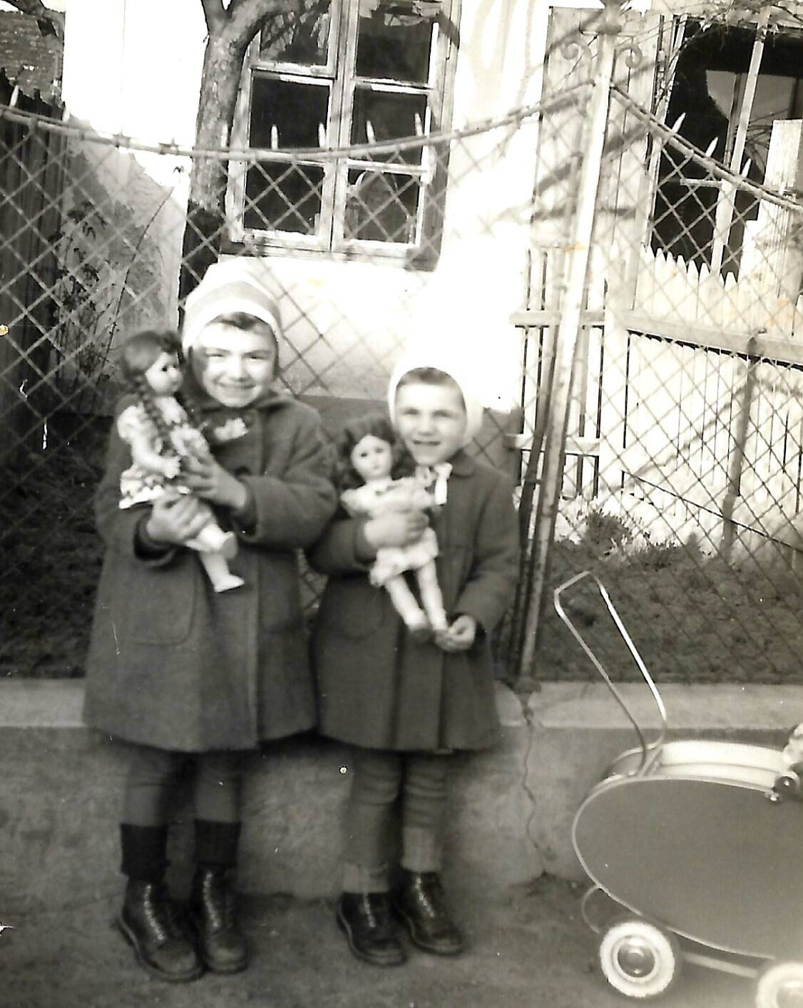 Geschwister mit Puppen